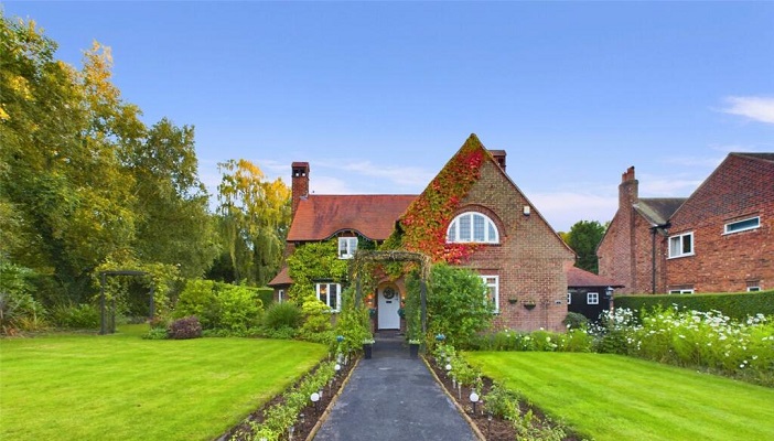 "Eyebrow House" goes on sale with £750,000 price tag - Frodsham Life